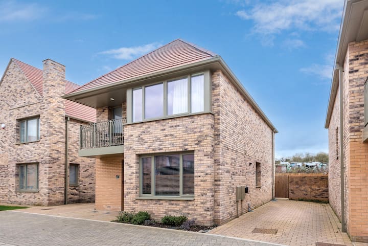 Stylish 4-br House With 3 Ensuite & Free Parking - Oxford
