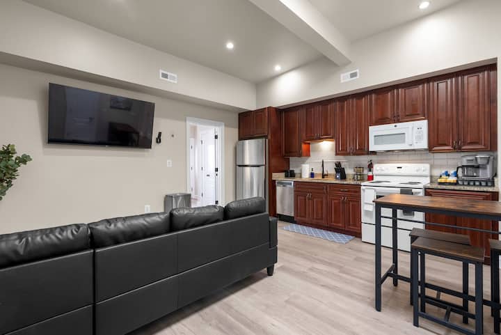 Newly Renovated Condo+2 Br+ Street Parking - Washington, D.C.