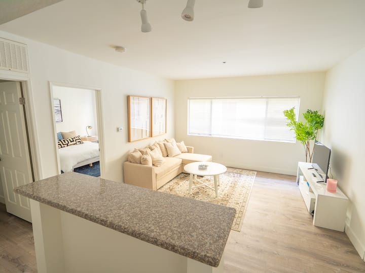 New! Westwood Escape 1br, Pullout Available - Beverly Hills
