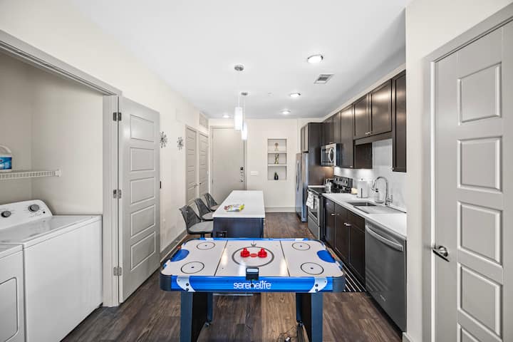 Stylish 1br Retreat | Pool + Gym | Ev Charger - Frisco, TX