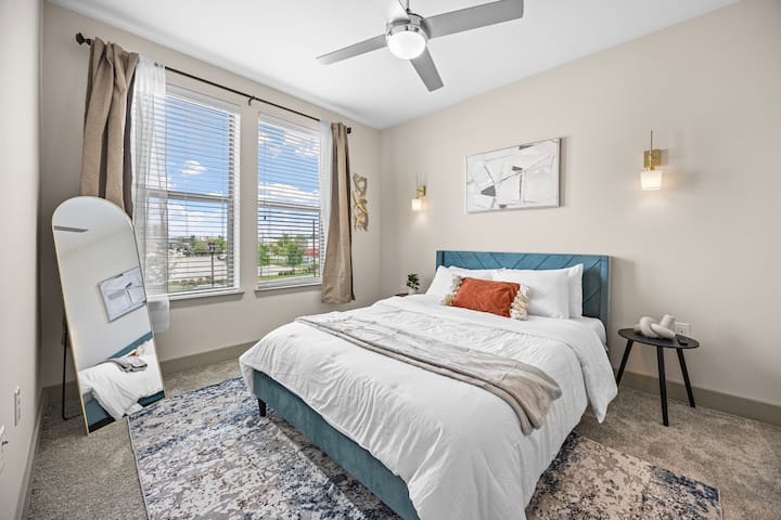 Stylish 1br Retreat | Pool + Gym | Ev Charger - Frisco, TX