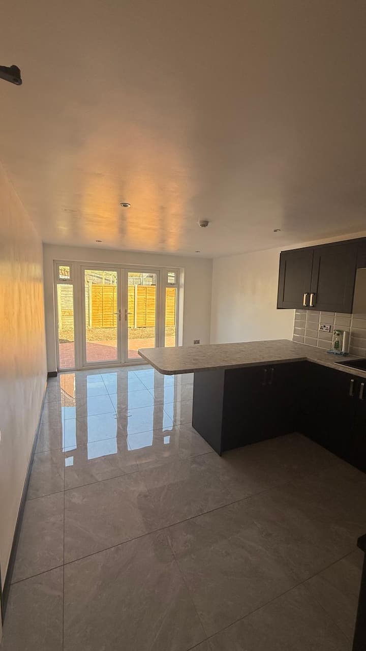 Spacious Luxury Home For Long-term Rent In Surrey - Redhill