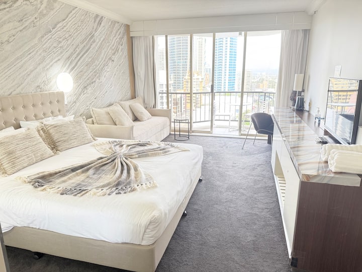 Ocean View King Suite – Renovated Stay L12 Surfers - Surfers Paradise