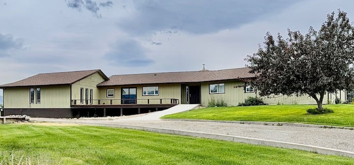Elevated Elegance With Golf Course & Valley Views - Hamilton, MT