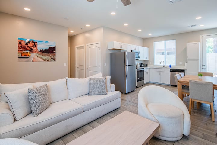 Elegant 2br 2ba Glendale Escape With Smart Tvs - Glendale, AZ