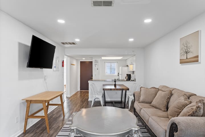 Sunshine Suite: Corporate Living, 2br, Pool Access - Wilmington, NC