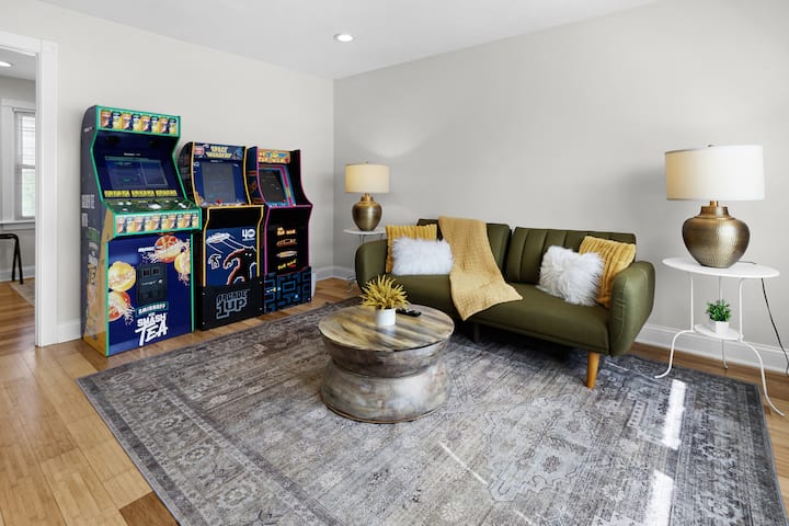 Central 5 Bdrm 8 Beds Hot Tub Family Friendly Home - Indianapolis, IN