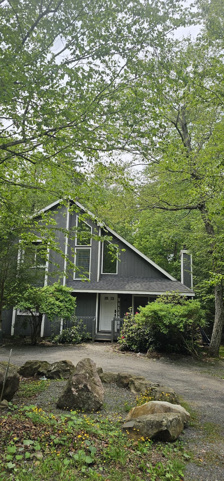 Cozy Retreat In Scenic Pocono Farms Country Club - Mount Pocono, PA