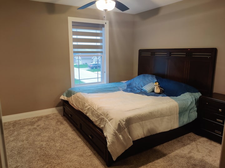 Cozy Master Room On Sand Dollar Dr - Champaign, IL