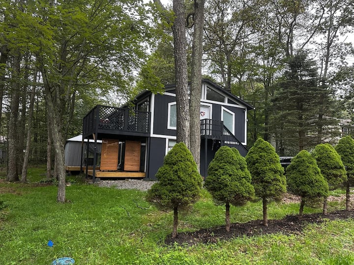 New The Hill Escape & Hottub + Deck + Fire Pit! - Mount Pocono, PA