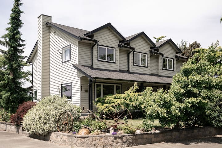 Winery Farmhouse Stay - Chilliwack