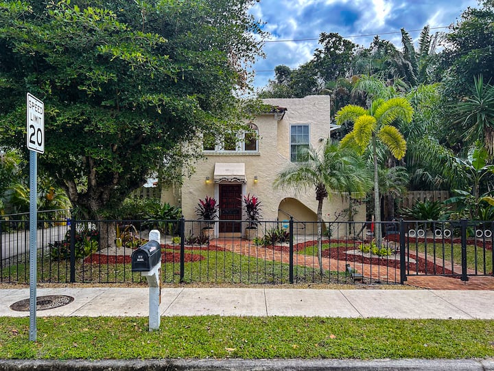 The Rose Cottage • Near Water, Shops & Downtown - West Palm Beach, FL