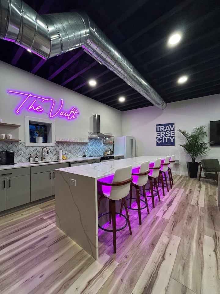 "The Vault" - 3 King Beds-3 Bath - Traverse City, MI