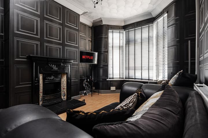 3br In Anfield | Bold Black Décor & Free Parking - Guernesey