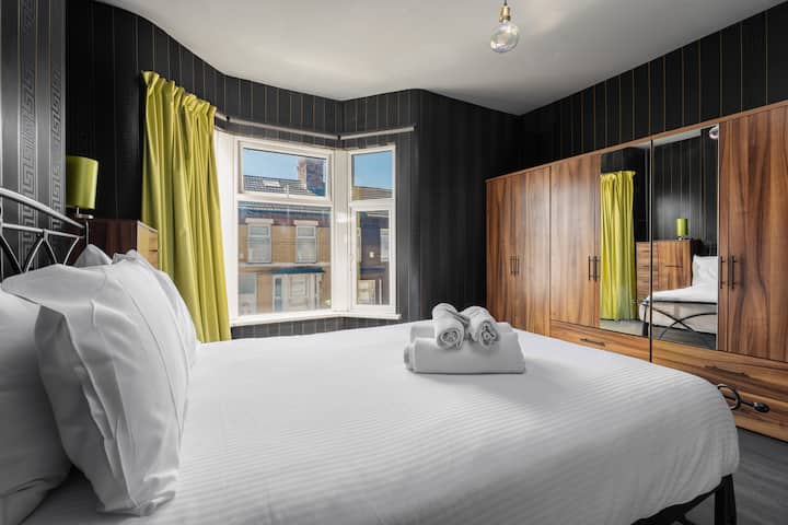 3br In Anfield | Bold Black Décor & Free Parking - Liverpool