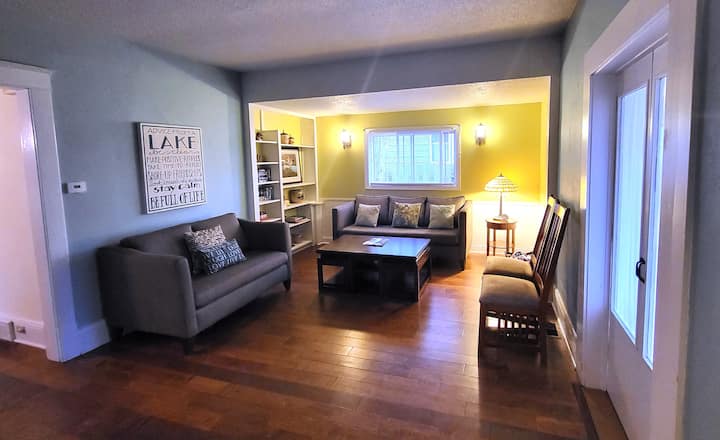 Charmer On 4th: 3br/2ba Downtown + Fire Pit + Yard - Devils Lake, ND