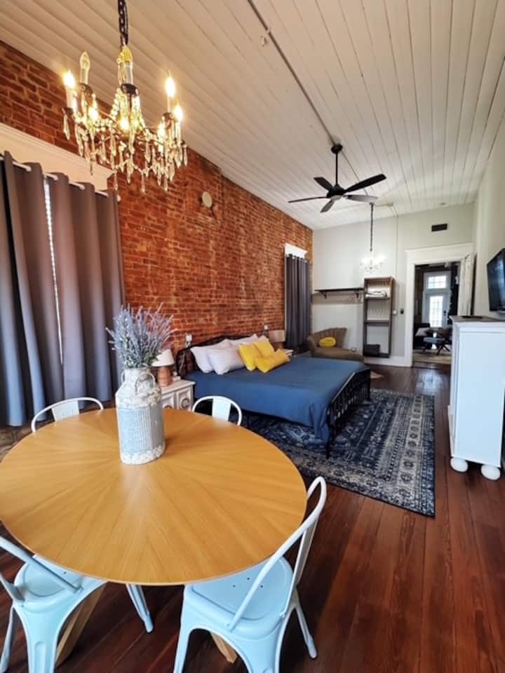 Gorgeous Historic Loft Main Street Downtown - Eisenhower State Park, Denison