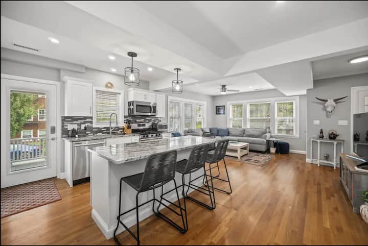 3br Townhouse | Walk 2 Downtown Salem | Parking - Salem, MA