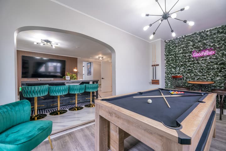 *Brewcrew Playoff Special*games*hot Tub*sleeps 20* - Milwaukee, WI