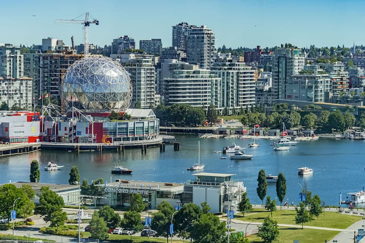 Bright Downtown 1-bd W/ Pool, Parking + Views - Vancouver