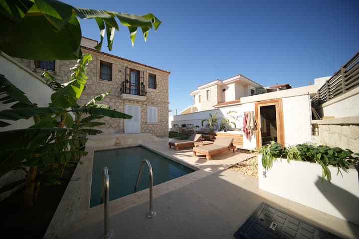 Alaçatı'da Saunalı Jakuzili Villa - Alaçatı