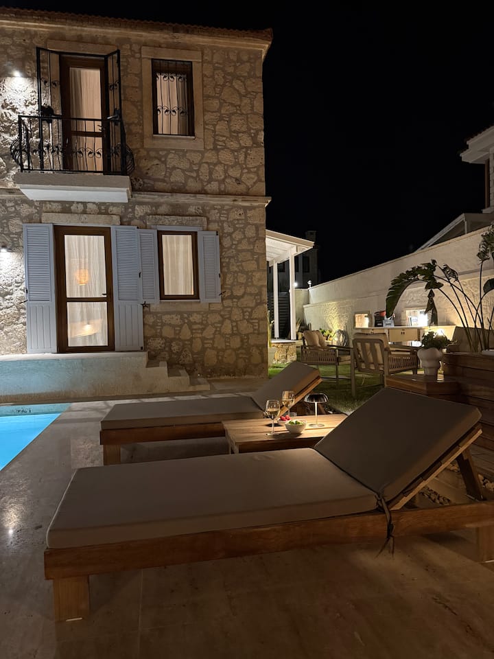 Alaçatı'da Saunalı Jakuzili Villa - Alaçatı