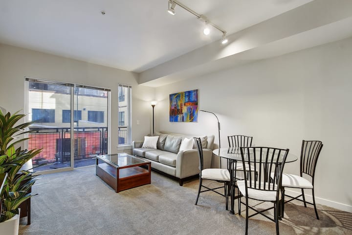 Stylish 1br Condo In Prime Capitol Hill W/ Parking - Seattle, WA