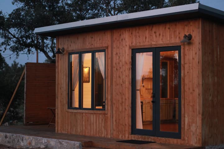 Cedar Haus - King Bed And Soaking Tub - Marble Falls, TX
