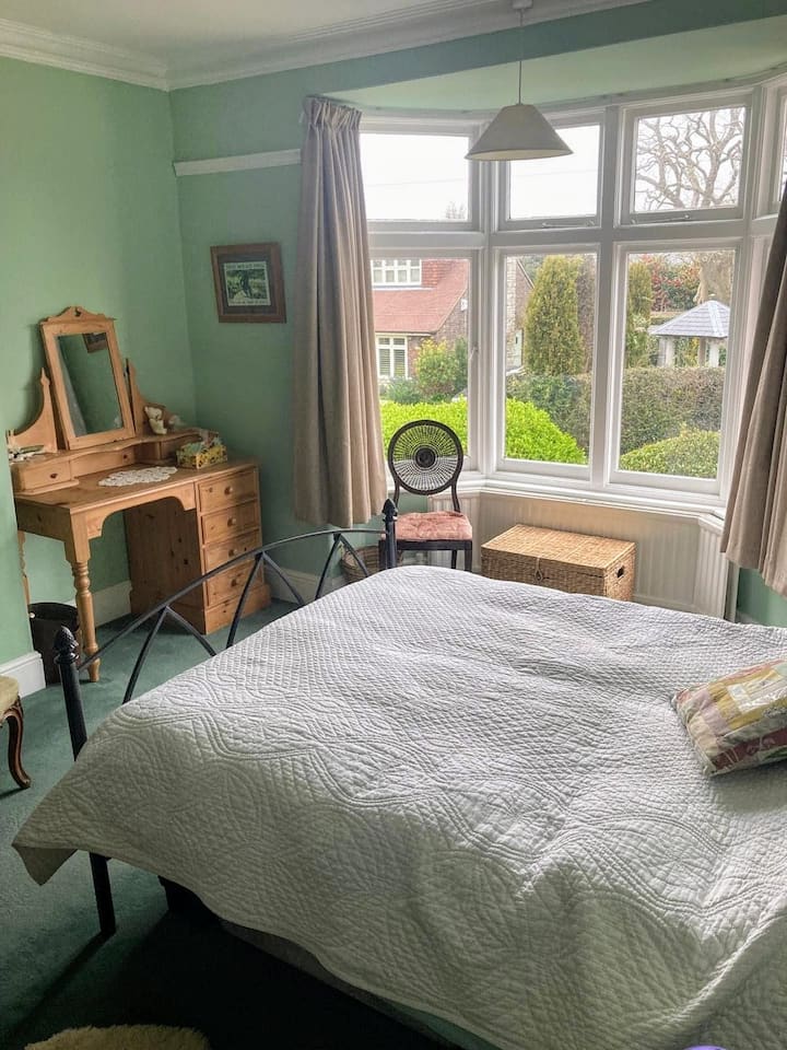 Bay Tree House. Spacious Room & En-suite Bathroom - West Wittering