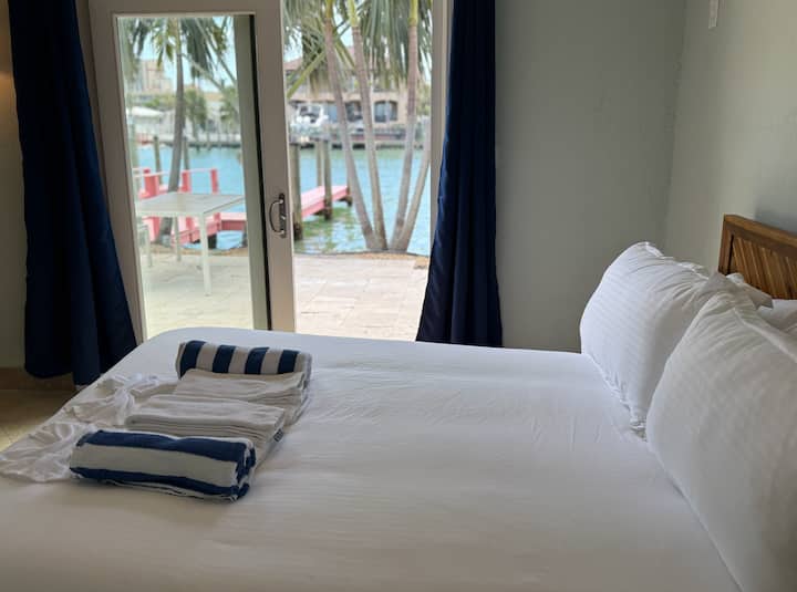 Seaside Serenity~3 Min To Beach - Clearwater Beach, FL