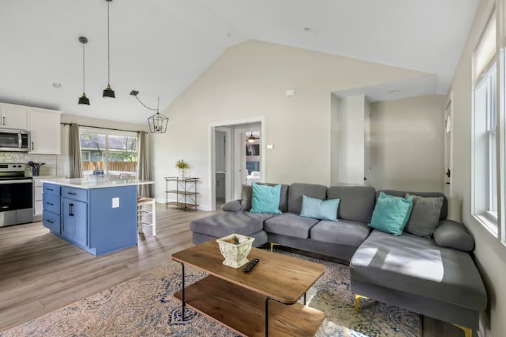 Pet Friendly Family Home Steps To Raleigh Greenway - Raleigh, NC