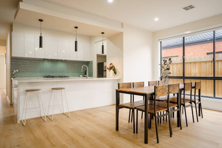 Serene Deanside Getaway | Comfort & Convenience - Caroline Springs