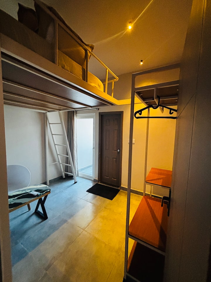 West Wing Loft Room + Balcony At Ostello Isabello - Hyderabad