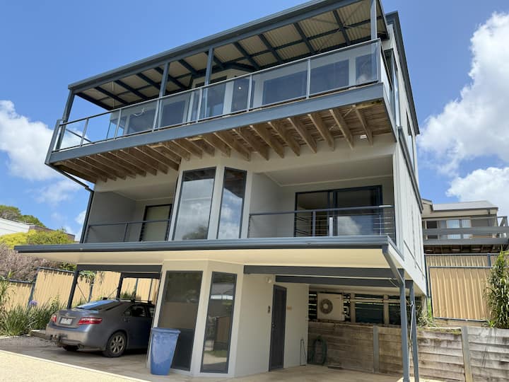 Ocean Breeze Townhouse: Close To All! - Apollo Bay