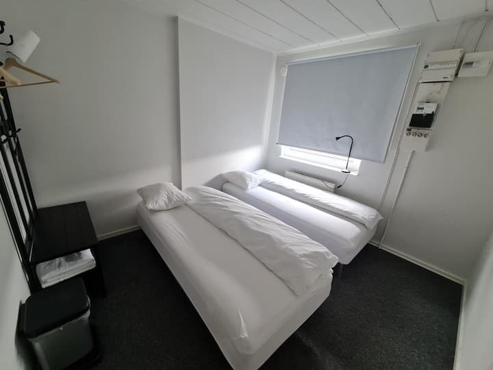 Office Motel - Room 2 - 2 Beds+priv.bath+toilet - Göteborg