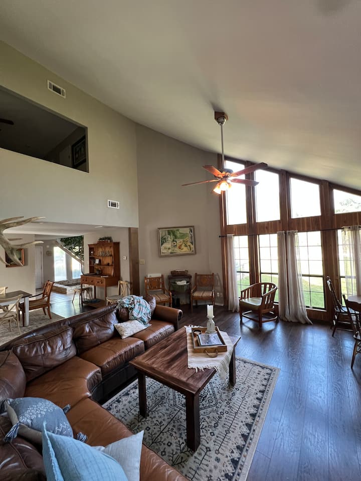 Spacious Home, Friendly Animals, Live Tree Atrium - Cedar Creek, TX