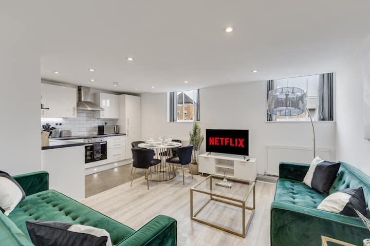 Stylish Stay Ware Town + Parking - Hertfordshire
