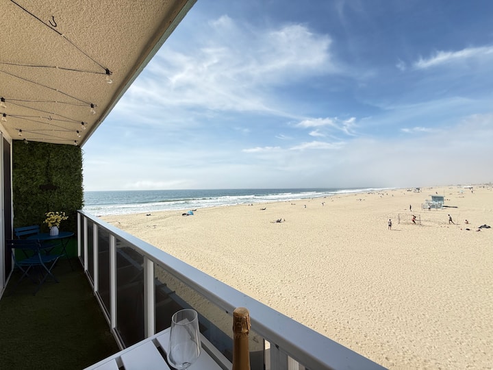 Stand On The Sand Apt, Balcony, Pool, & Parking - Redondo Beach, CA
