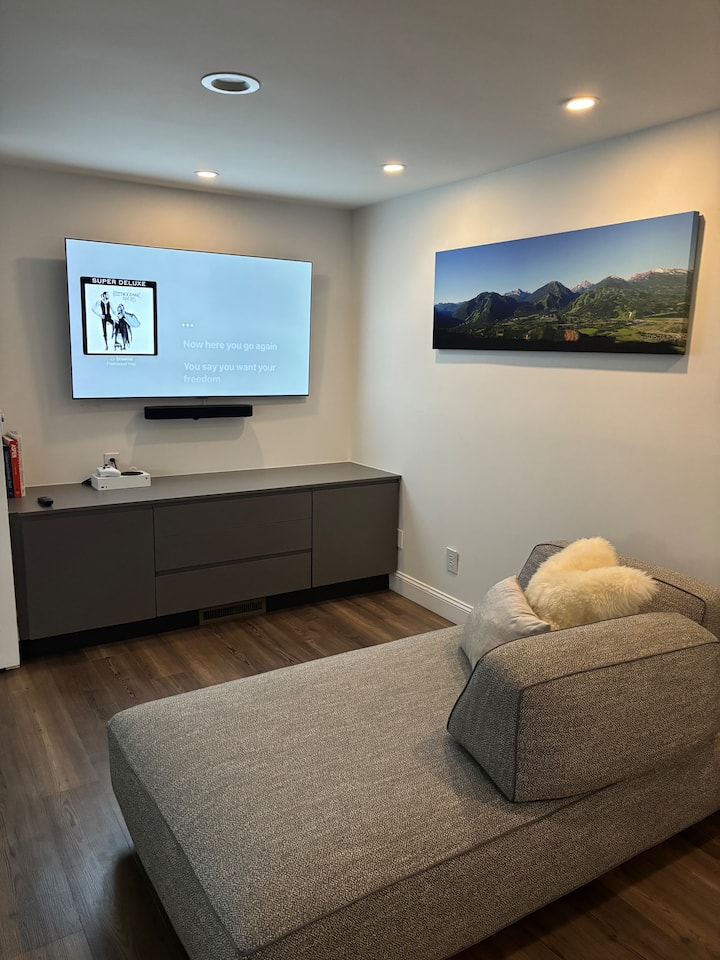 Dog-friendly Apt W/ Ev Charger / Walk To Aspen - Aspen, CO