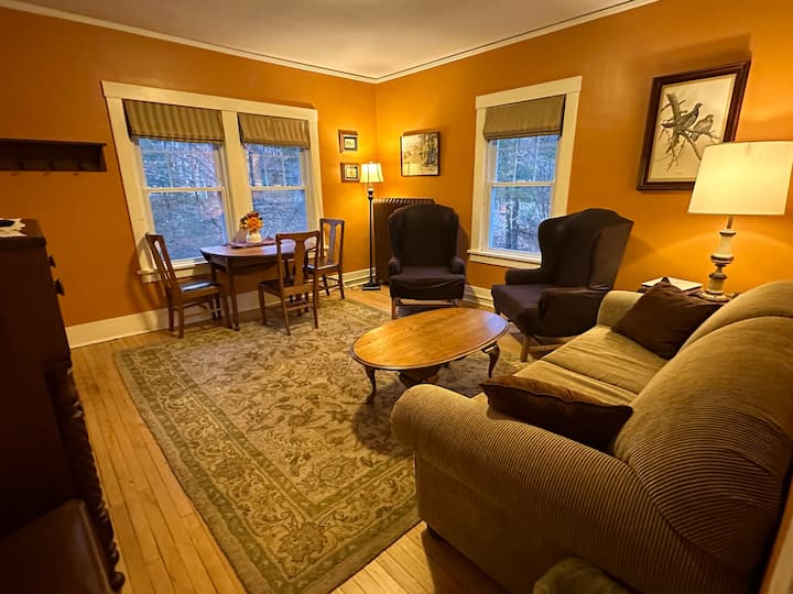Apartment 2 Bdrm Sleeps 5 W/ Kitchenette, 2nd Flr - Saranac Lake, NY