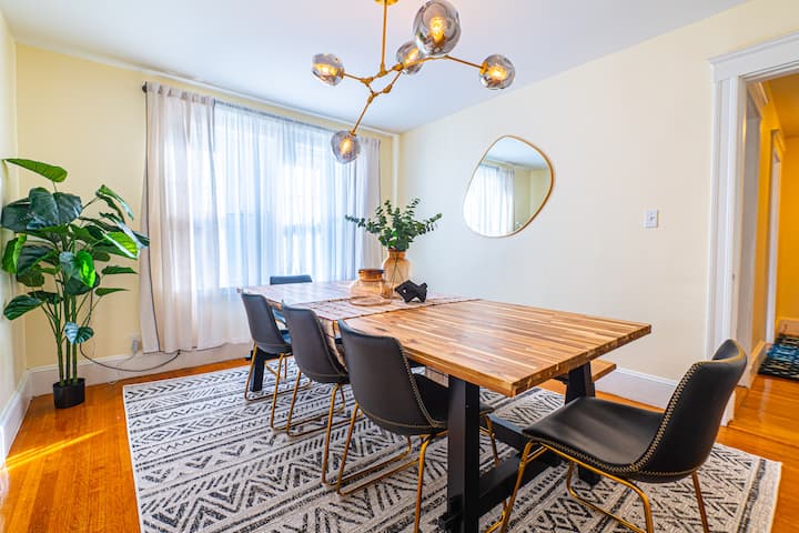 Adams Village 6-bed Apt: City Perks, Suburban Vibe - Boston, MA