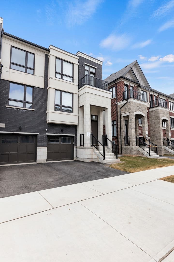 Sleek And Stylish 3-story Townhouse With Parking - Burlington