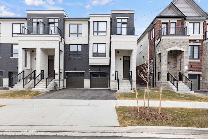 Sleek And Stylish 3-story Townhouse With Parking - Burlington