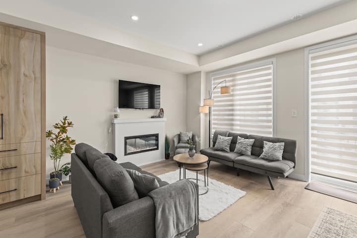 Modern 3-story 4br Townhome With Parking - Burlington