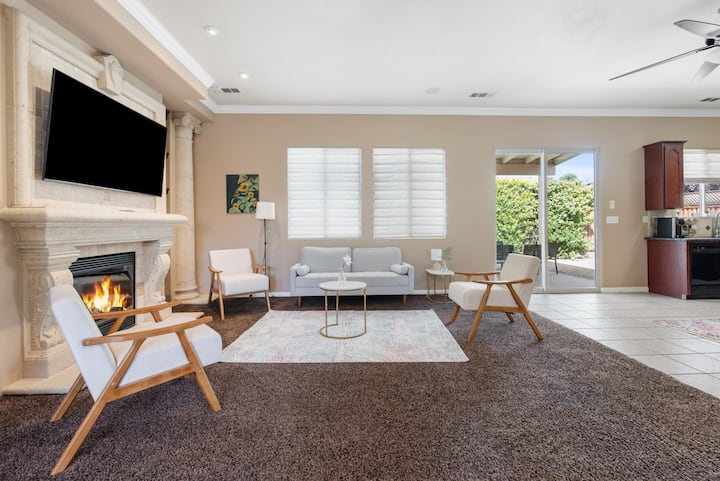 Peaceful Clovis 4b/2ba Haven W/ Pool & Sauna - Clovis, CA