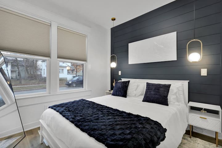 Walkable | Boutique Room | Comfy Bed | Parking - Lansing, MI