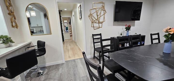 Charming 5 Beds, 2 Bath, Free Laundry - Long Beach, CA