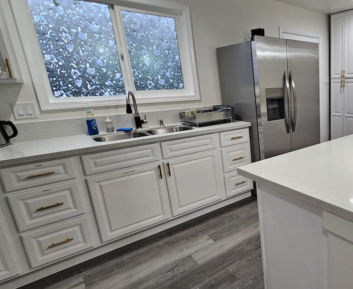 Charming 5 Beds, 2 Bath, Free Laundry - Long Beach, CA