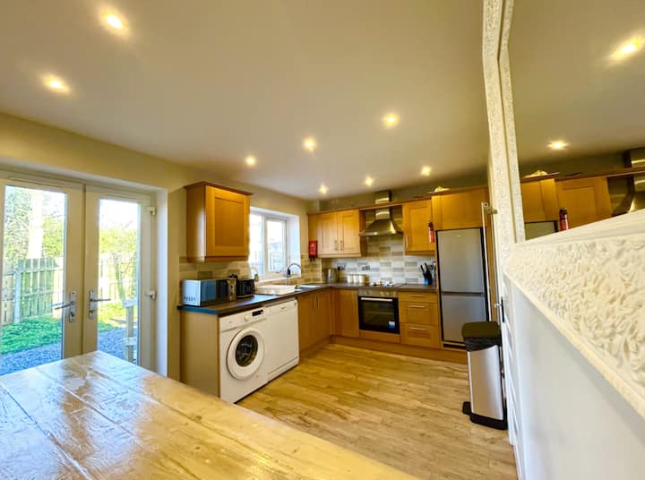 Spacious & Stylish 5br Townhouse - Free Parking - Rotherham, UK