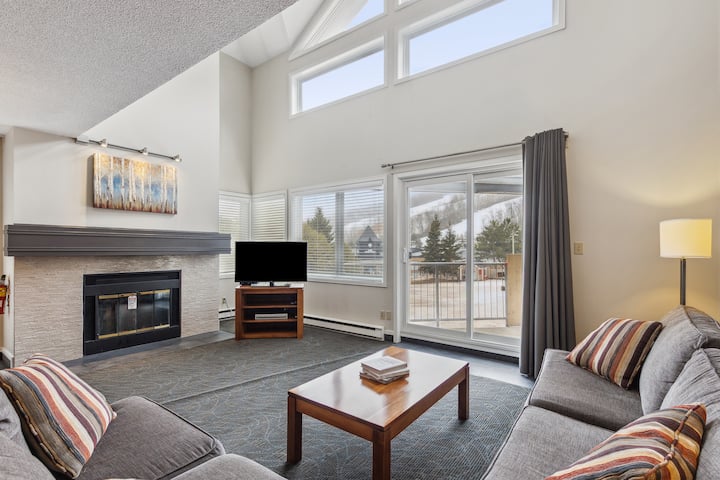 2bdr Condo Overlooking Blue Mountain Village - Thornbury